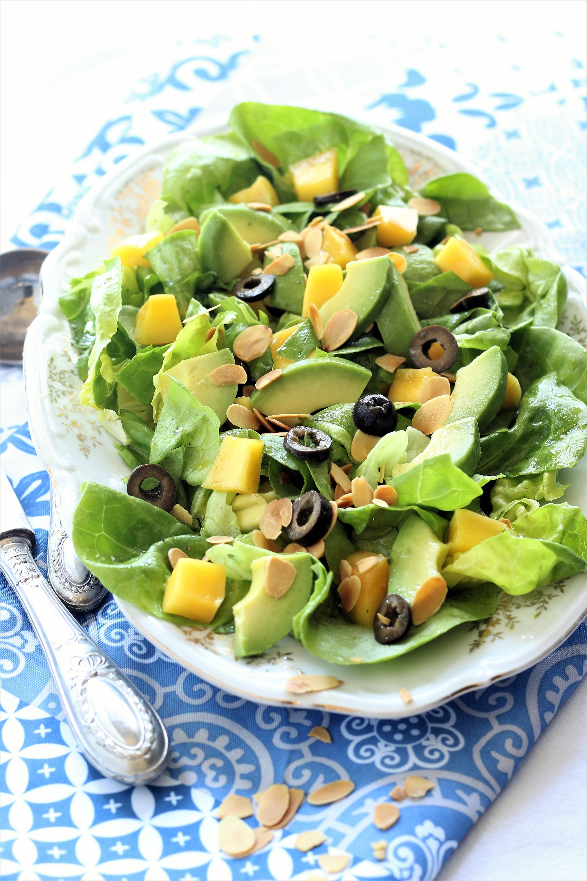 My Foodie Days | Insalata con mango, avocado e olive nere