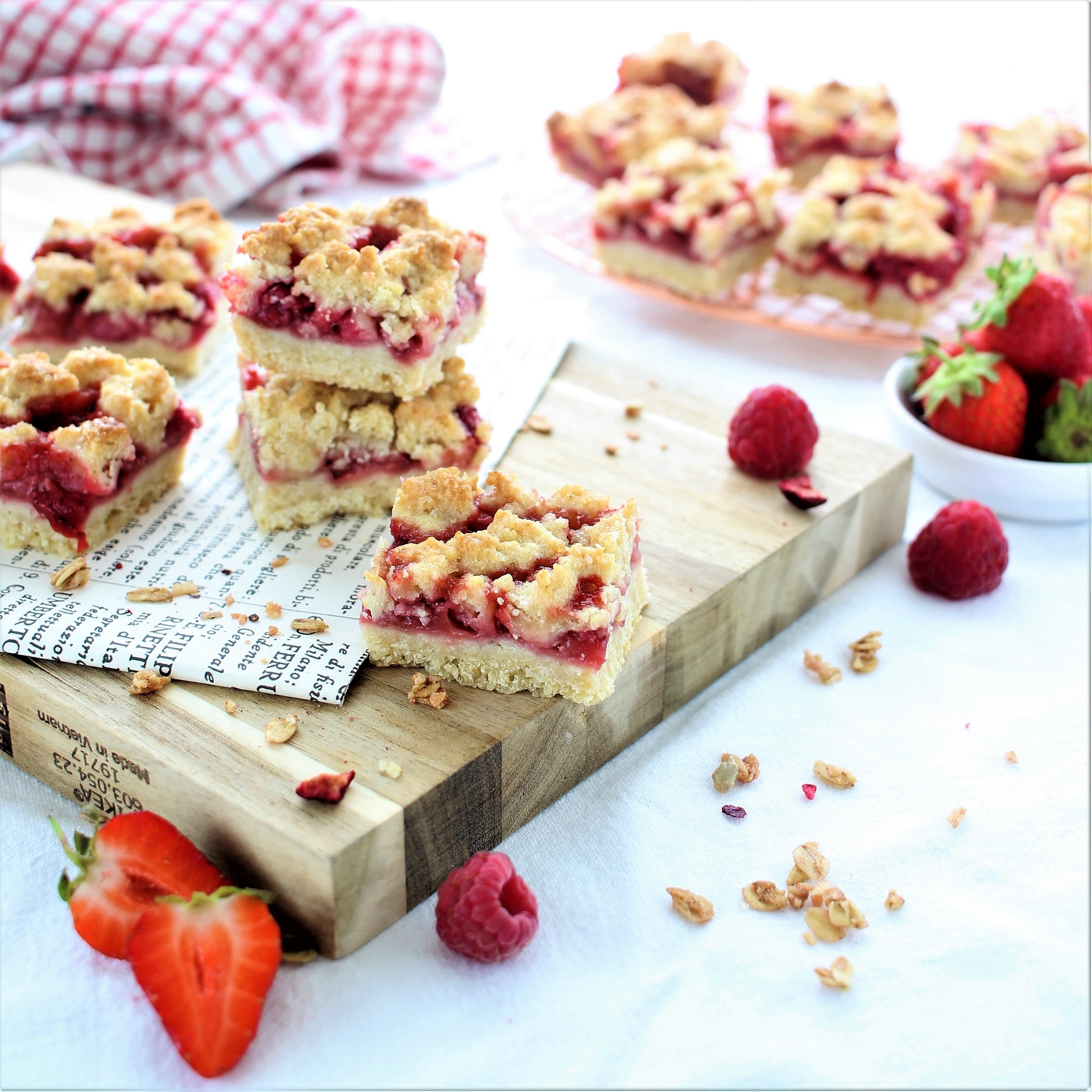 My Foodie Days | Strawberry and raspberry crumble bars